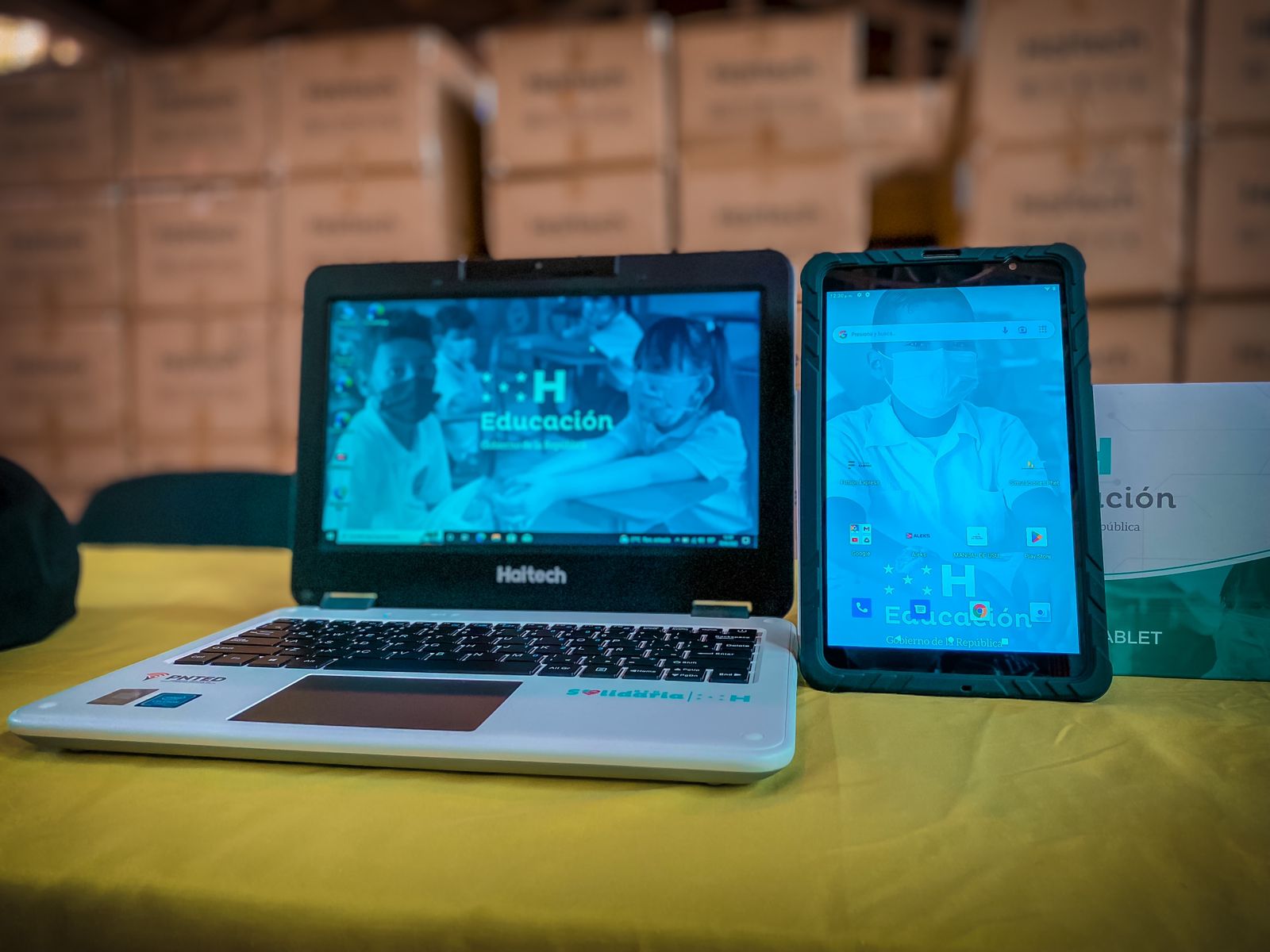 Entrega de tablets y laptops a alumnos y docentes de zonas rurales ...